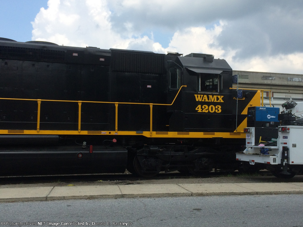 Blue Ridge Southern (WAMX) 4203 is getting some attention